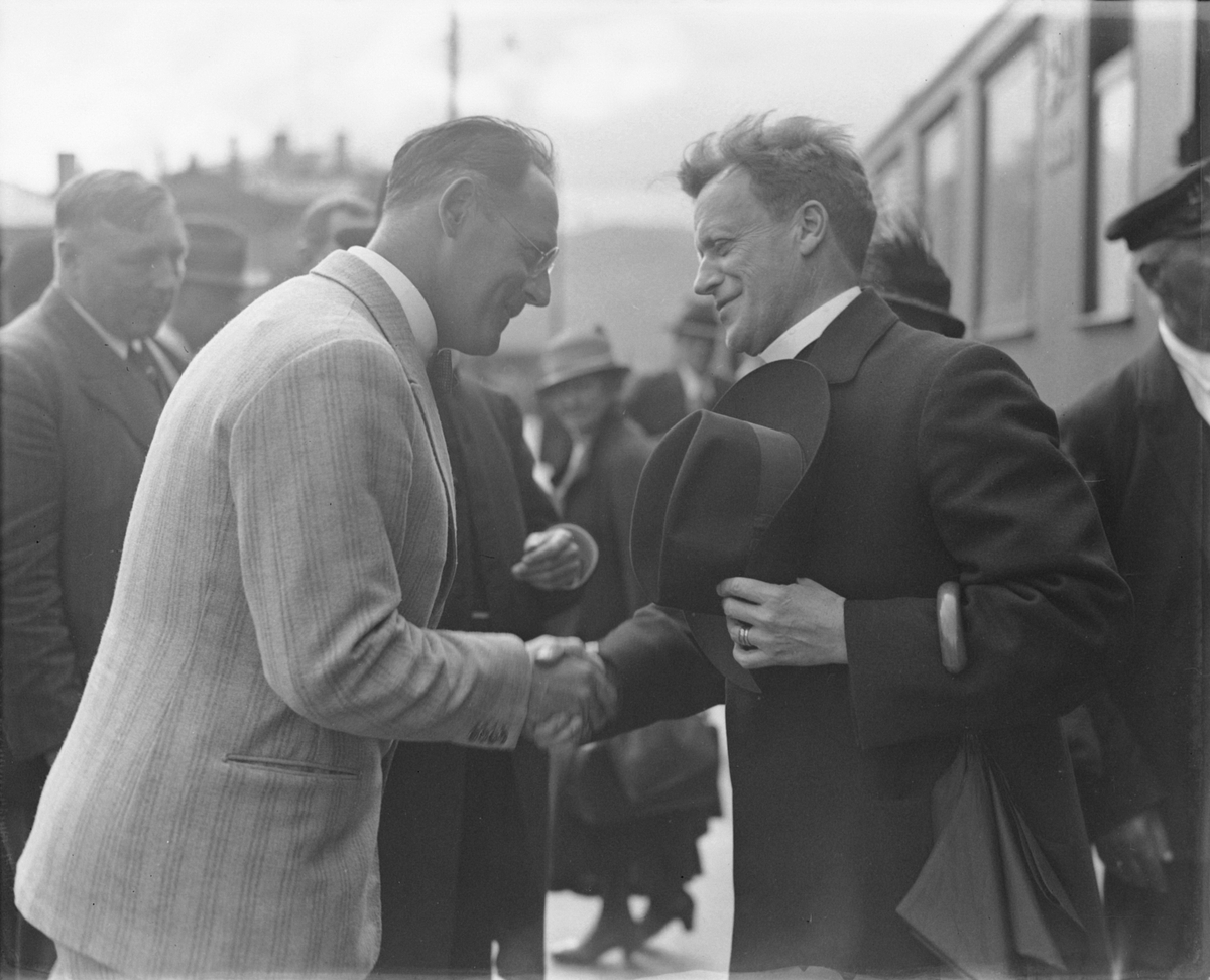 Den svenske erkebiskop Erling Eidem og hans kone Elisabeth ankommer ...