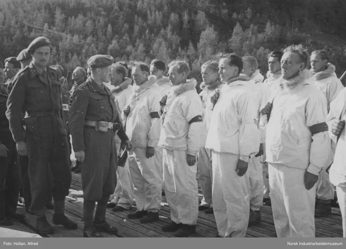 General Thorne inspiserer Raulands-karene. - Norsk ...